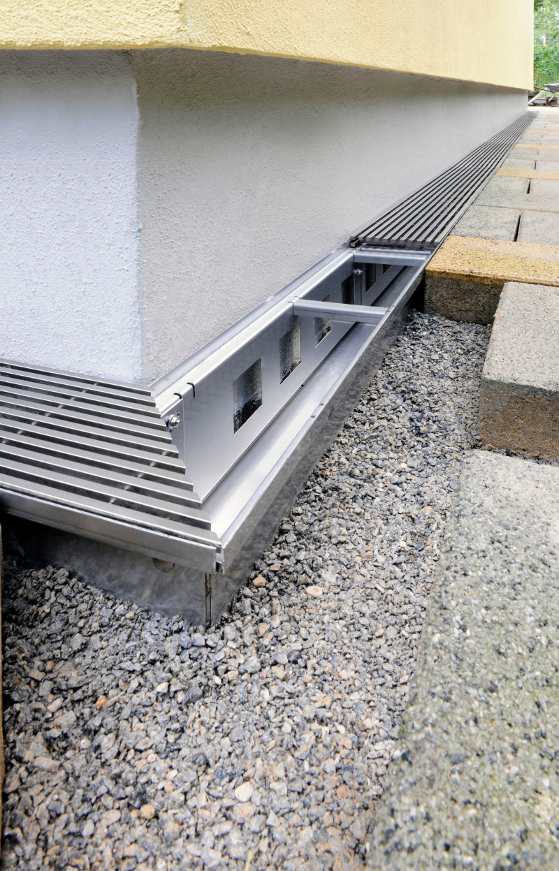 Kein Wasser an der Fassade dank Fassadenrinne - dach+holzbau