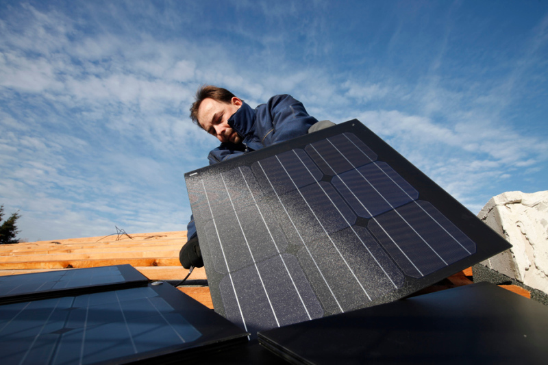 Ziegel mit Solarmodulen - dach+holzbau