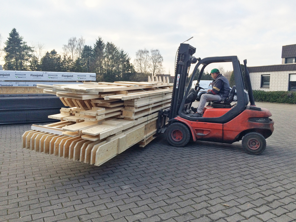 Tragfähiges Bausystem mit Holzstegträgern - dach+holzbau