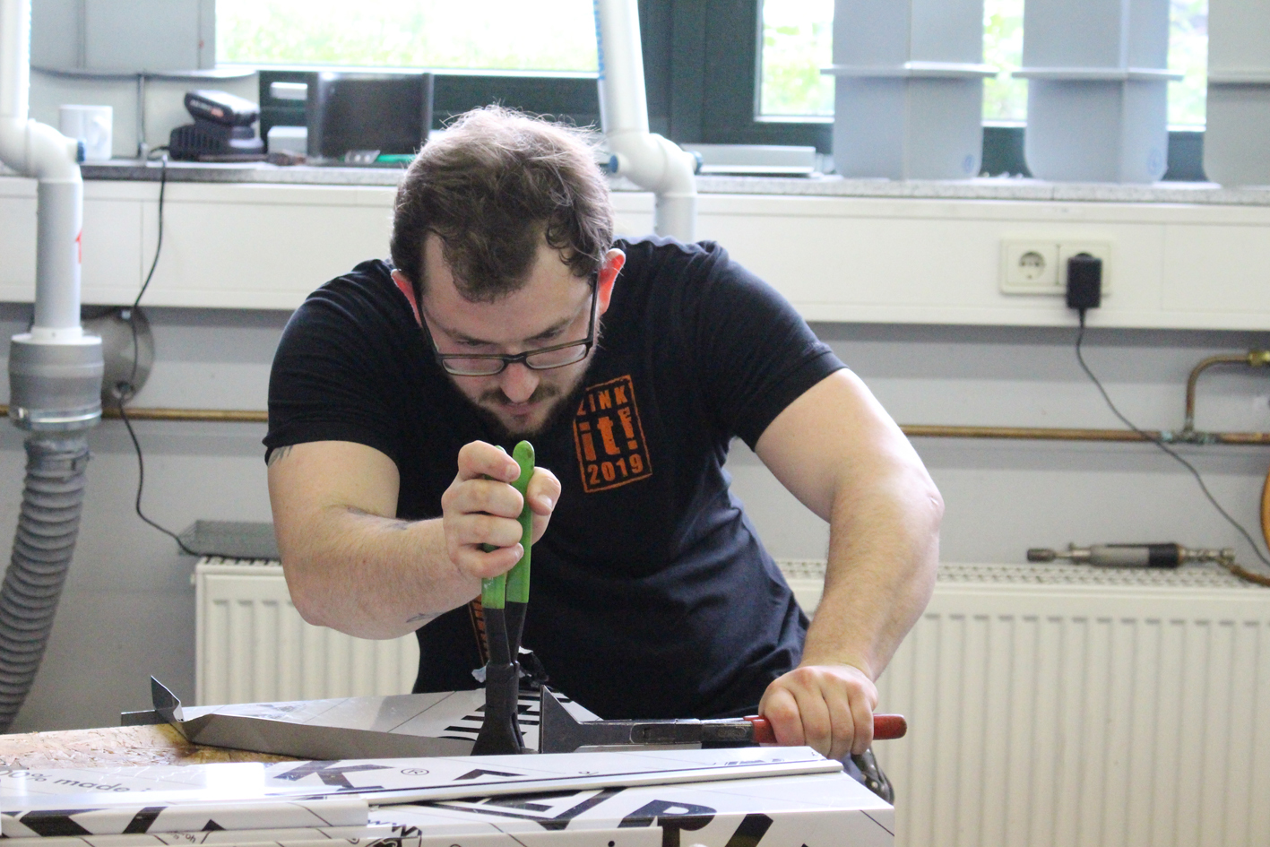 Schneiden, Kanten, Falzen - dach+holzbau