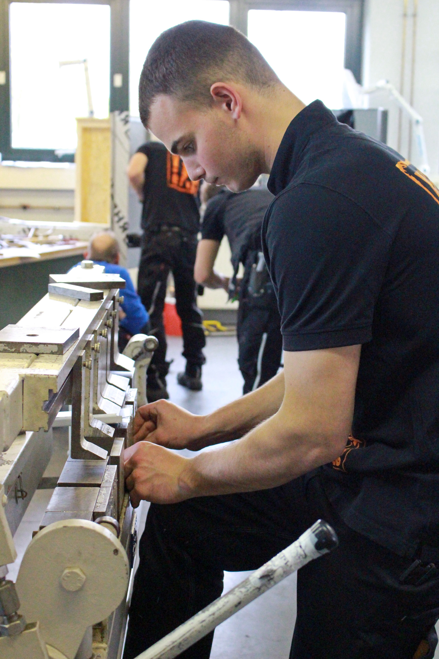 Schneiden, Kanten, Falzen - dach+holzbau