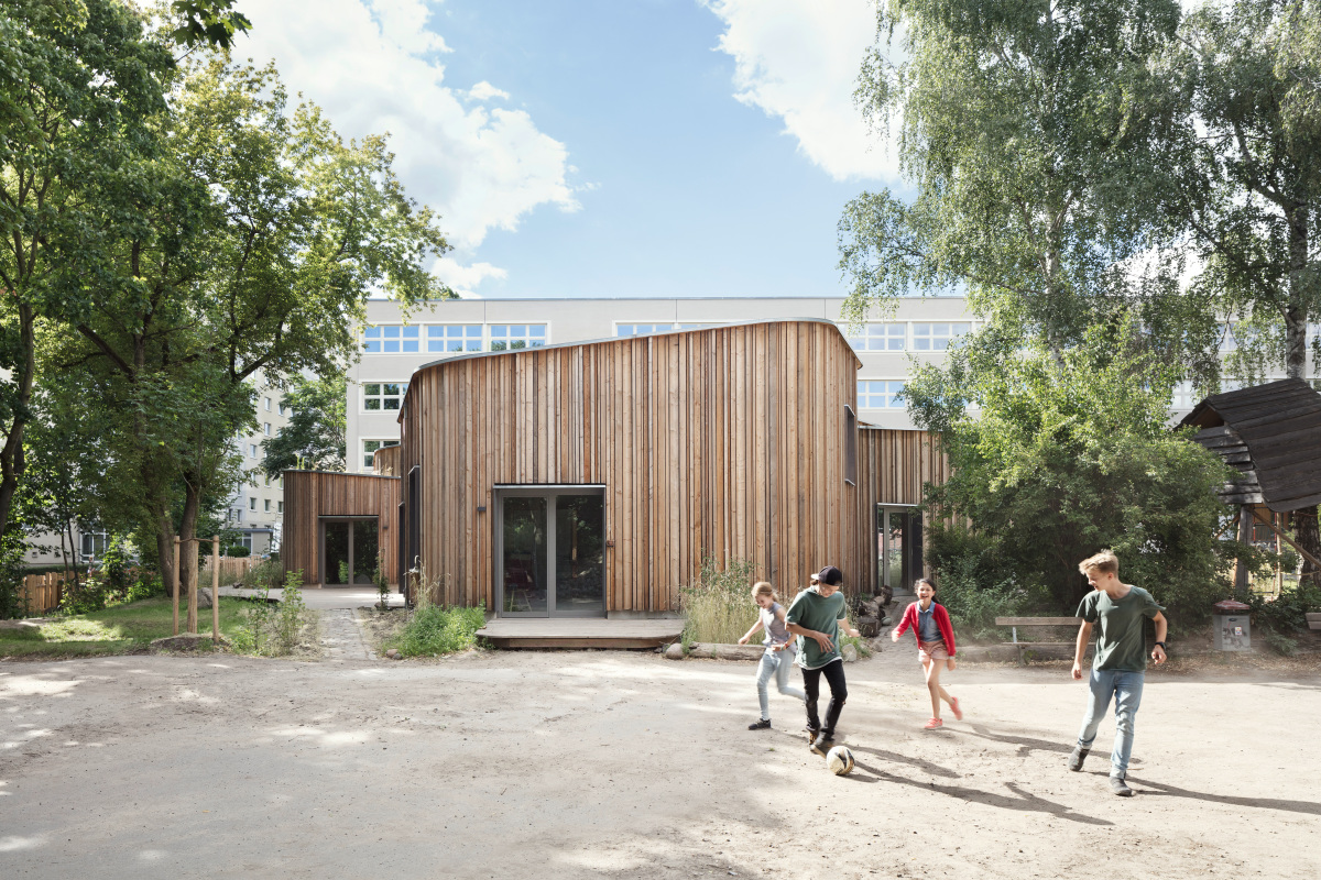 Kinderhort mit Gründach in Berlin - dach+holzbau