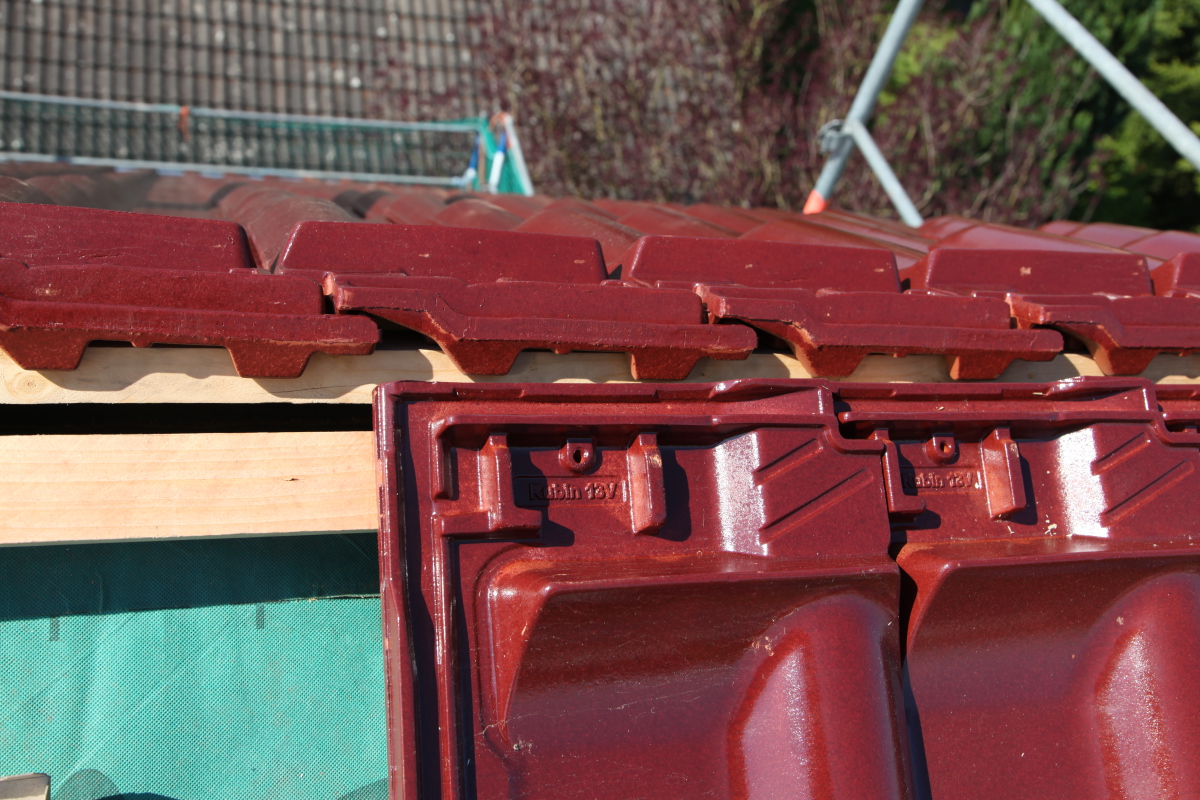 Vollkeramischer First - dach+holzbau