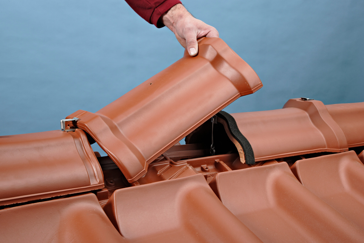 Vollkeramischer First - dach+holzbau