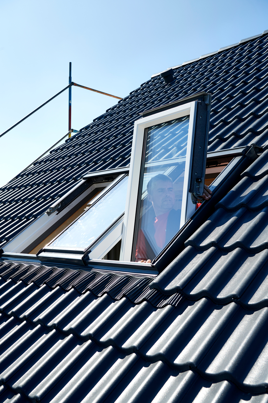 Drei Dachfenster in einem Rahmen - dach+holzbau