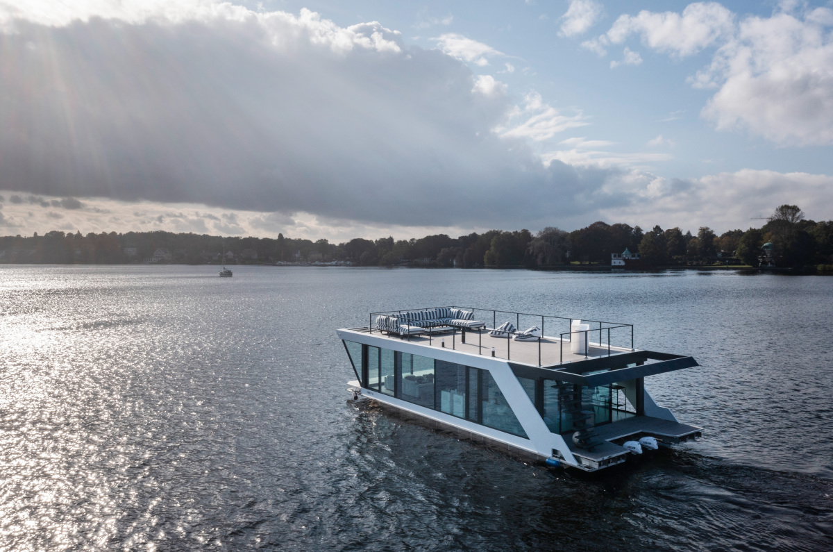Eventboot mit Cedral-Terrasse auf dem Wannsee - dach+holzbau