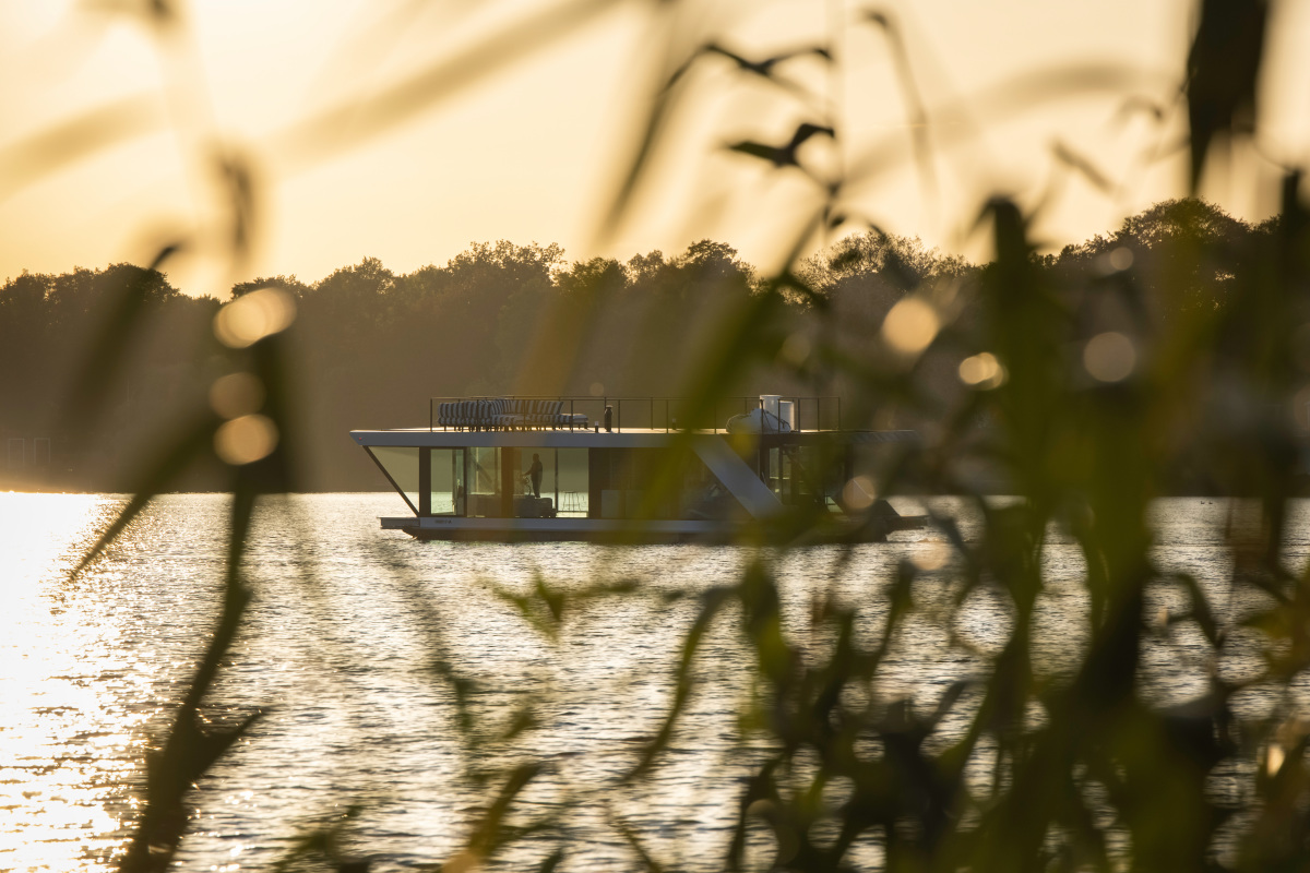 Eventboot mit Cedral-Terrasse auf dem Wannsee - dach+holzbau