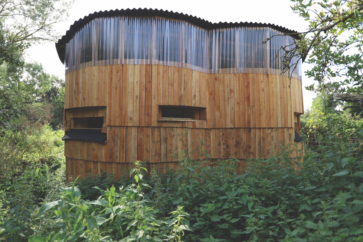 Naturversteck mit Ausguck in Holz-Stroh-Bauweise - dach+holzbau
