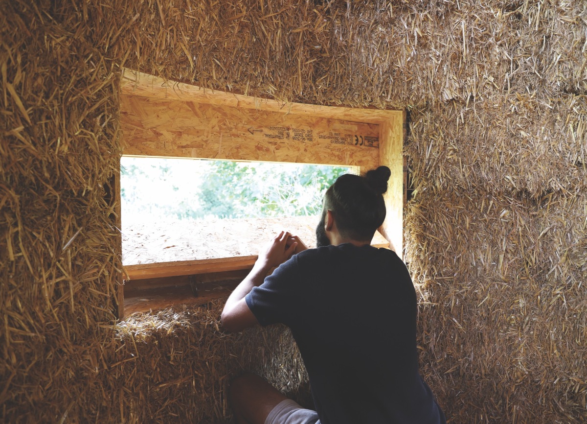 Naturversteck mit Ausguck in Holz-Stroh-Bauweise - dach+holzbau