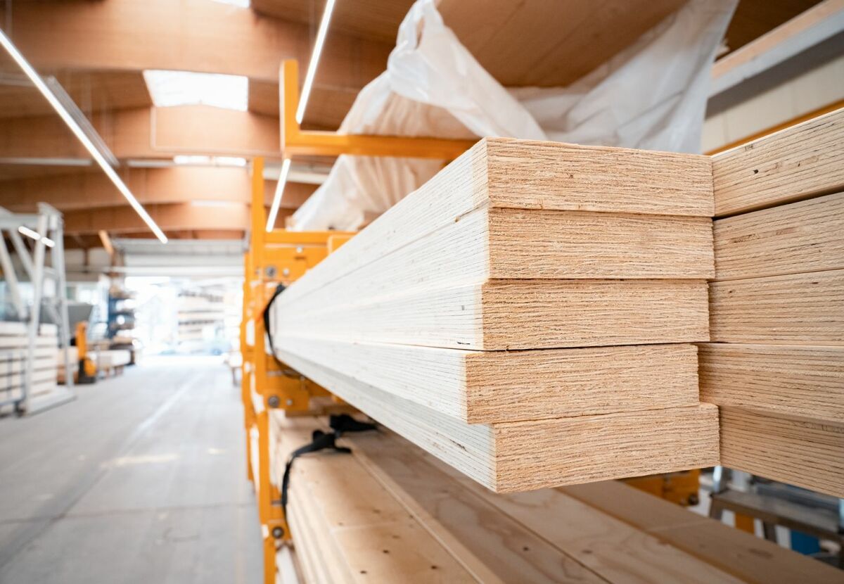 Betonfertigteilwerk mit Holzwänden - dach+holzbau