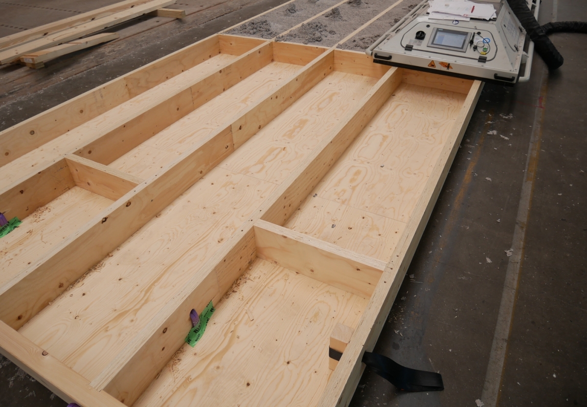 Betonfertigteilwerk mit Holzwänden - dach+holzbau
