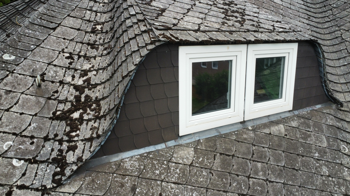 Wohnhausdach neu verkleidet mit Aluminiumschindeln - dach+holzbau