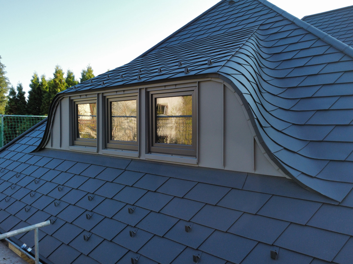 Wohnhausdach neu verkleidet mit Aluminiumschindeln - dach+holzbau