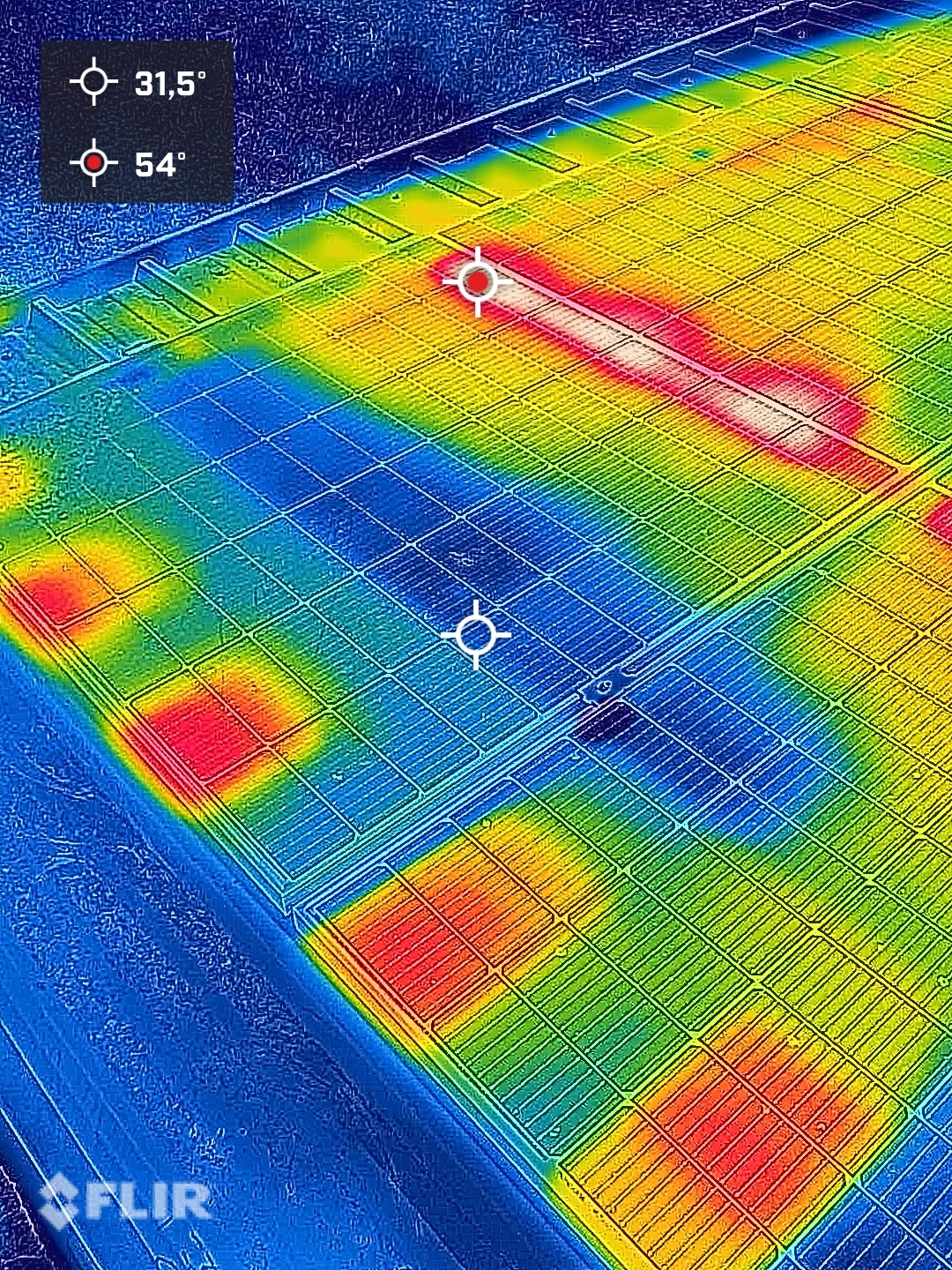 Sichere Inspektion von Photovoltaikanlagen - dach+holzbau
