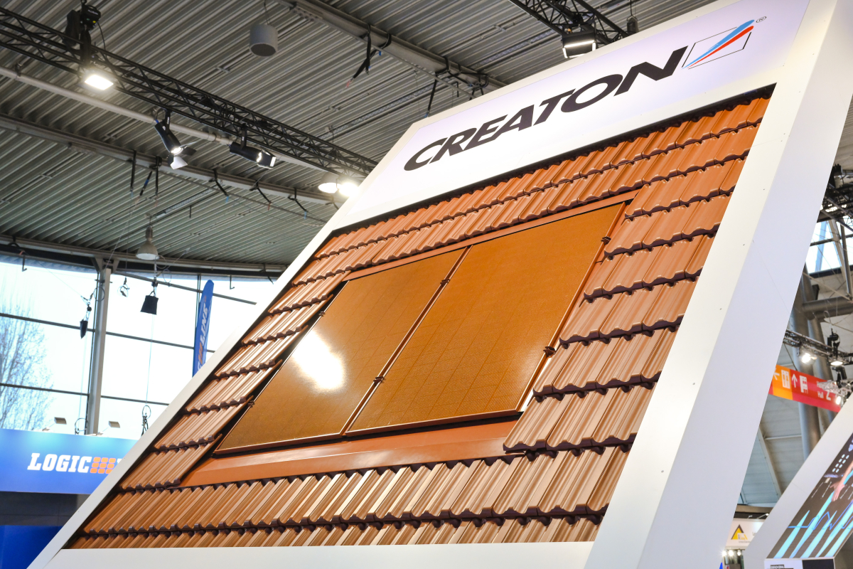 Kupferrote Solardachziegel von Creaton - dach+holzbau