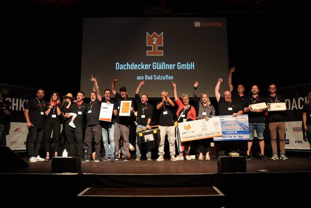 Ausgelassene Stimmung bei der Dachkrone 2024 - dach+holzbau