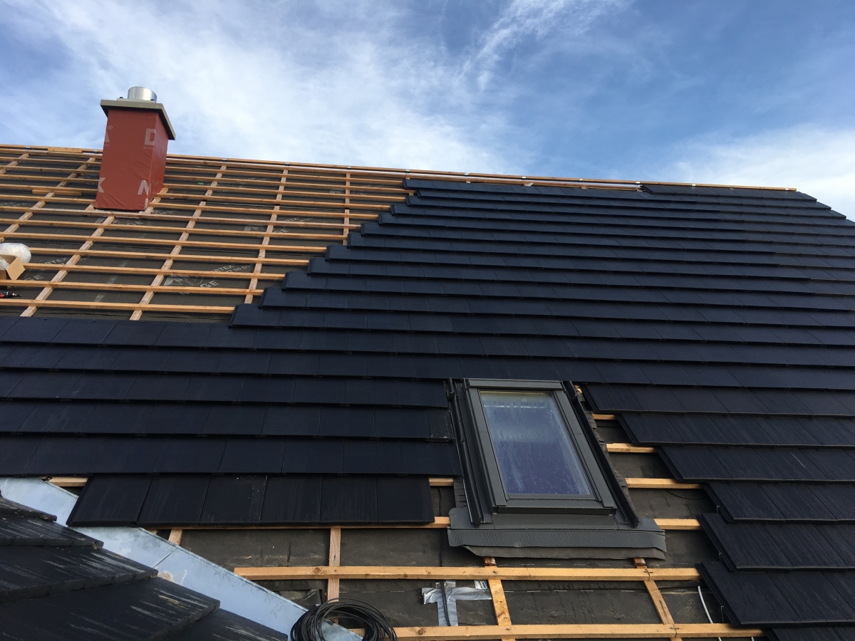 Solardachschindeln mit hoher Sturmfestigkeit - dach+holzbau