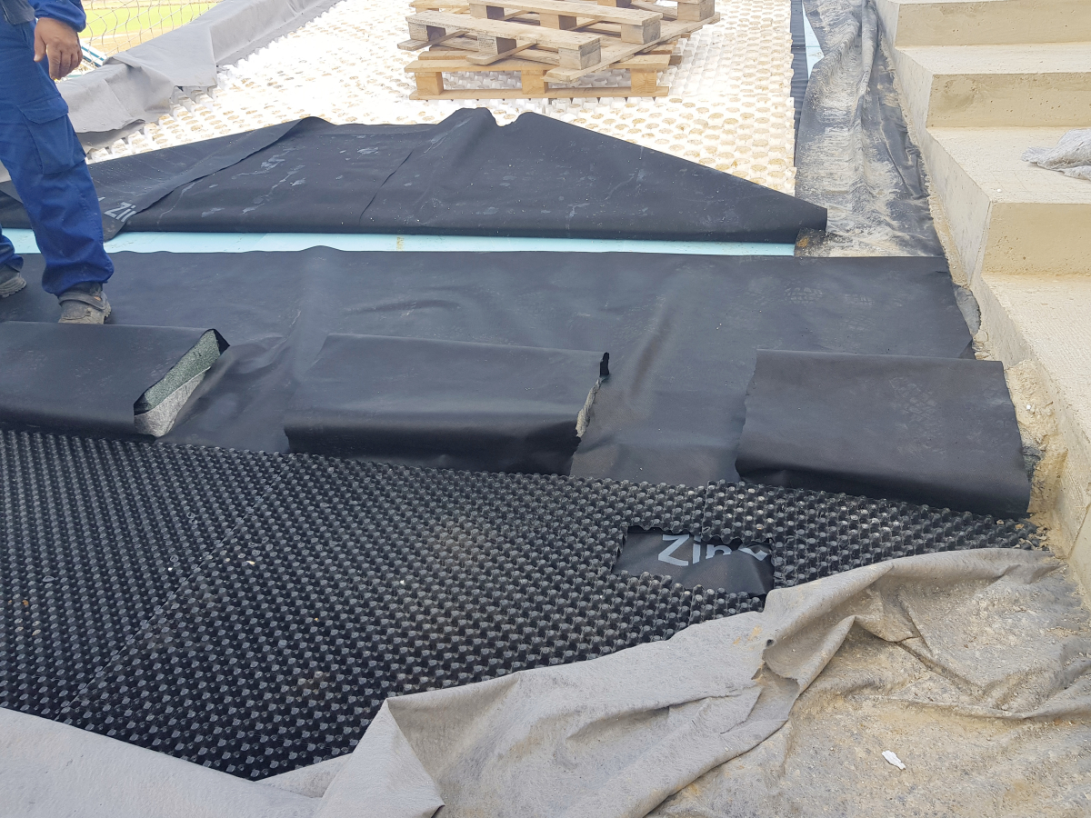 Ungewöhnliches Bürogebäude mit flachen und steil geneigten ...