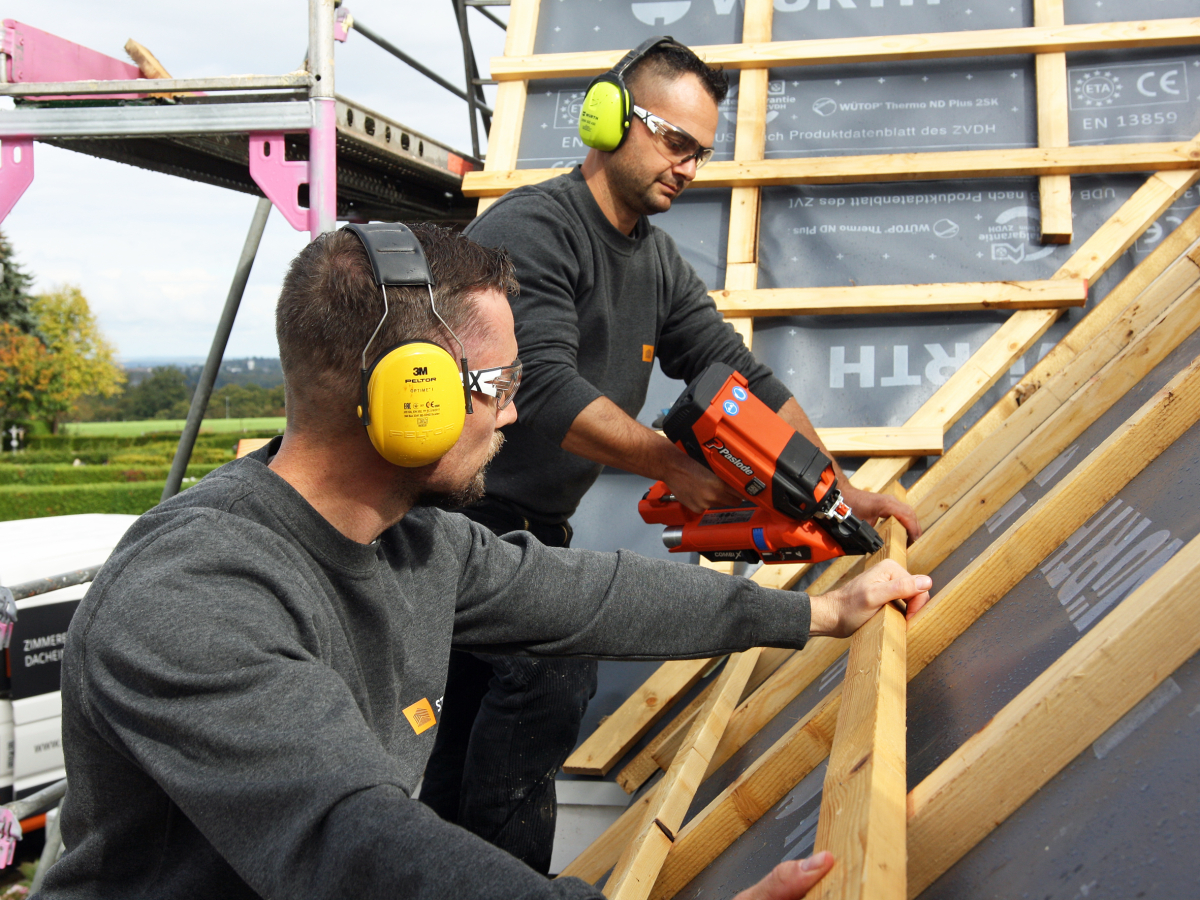 Kombi-Nagler im Baustelleneinsatz - dach+holzbau