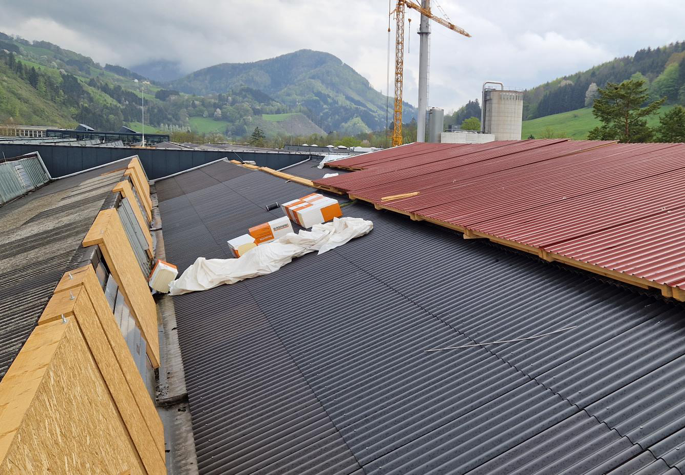 Sheddach saniert und neue Photovoltaikanlage installiert - dach+holzbau