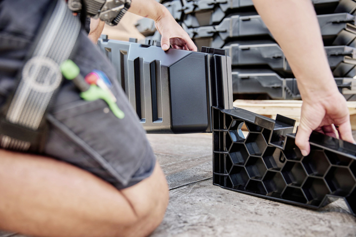 Neues Ballastierungssystem für Photovoltaikanlagen - dach+holzbau