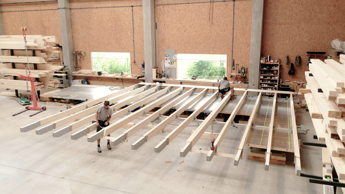 Dachelemente in der Halle vorfertigen - dach+holzbau