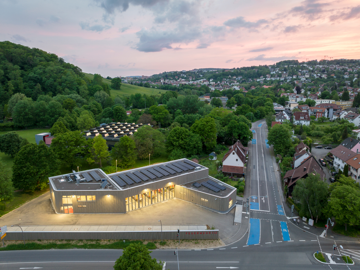 Neues Feuerwehrgebäude in Tübingen in Holzbauweise errichtet - dach+holzbau