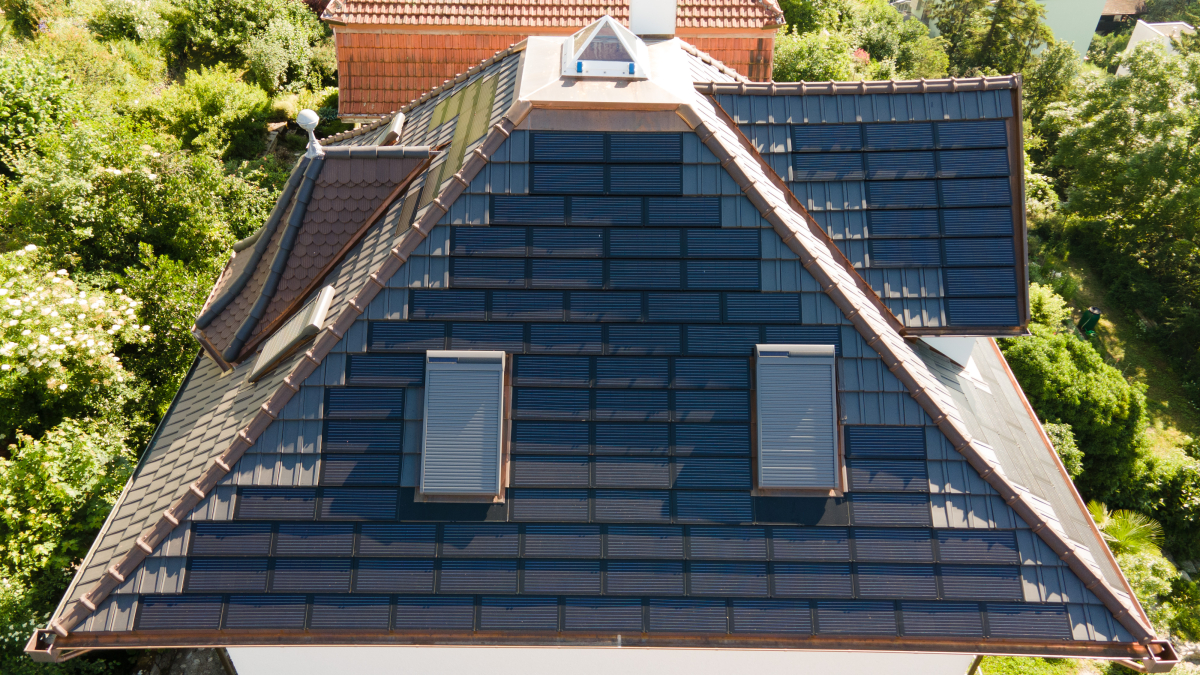 Indach-Solarsystem fügt sich harmonisch in Ziegeldächer ein - dach+holzbau