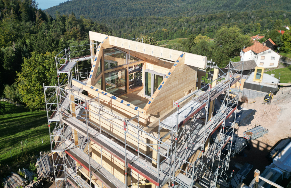 Ferienhäuser im Schwarzwald aus natürlichen Baustoffen gebaut - dach ...