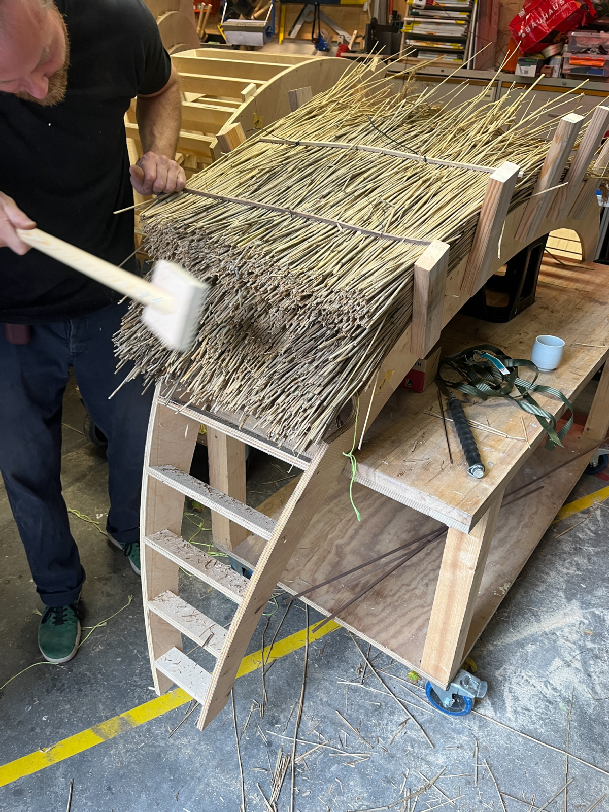 Spiel- und Rückzugsort mit Reeteindeckung in Berlin - dach+holzbau