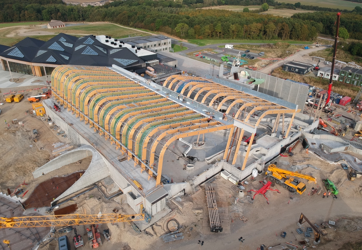 Wellenförmiges Dach aus Holz - dach+holzbau
