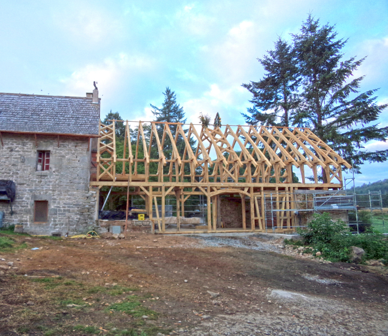 Wandergesellen sanieren Scheune im französischen Tarnac - dach+holzbau