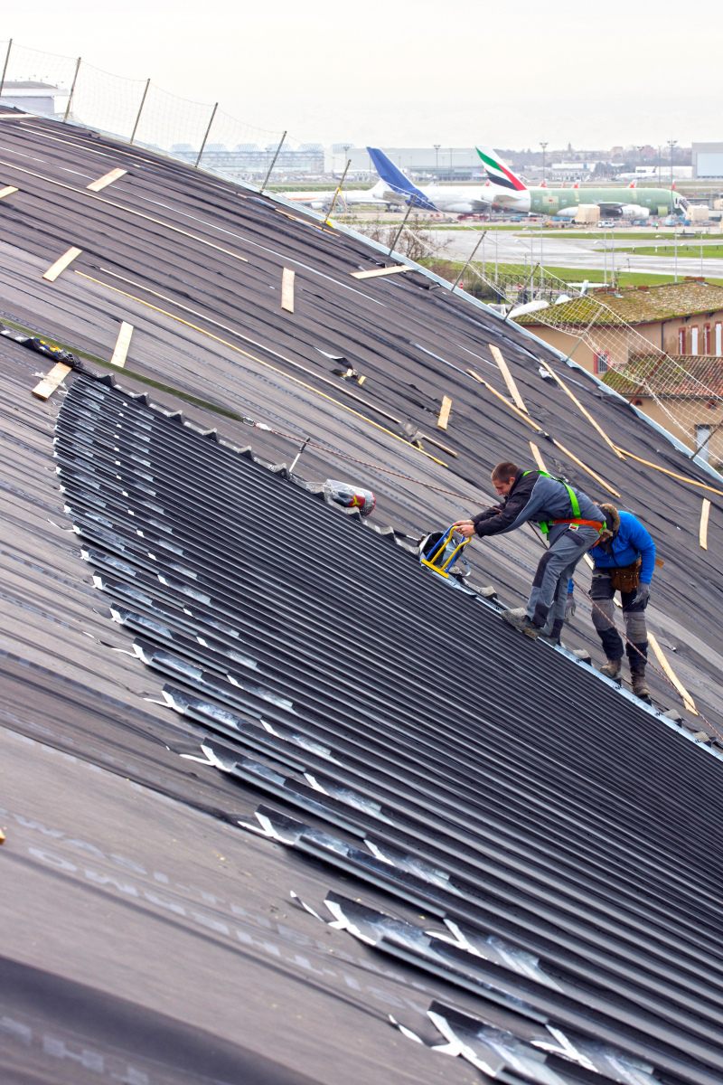 Fließender Übergang - anthrazitfarbene Außenhaut aus Titanzink - dach ...